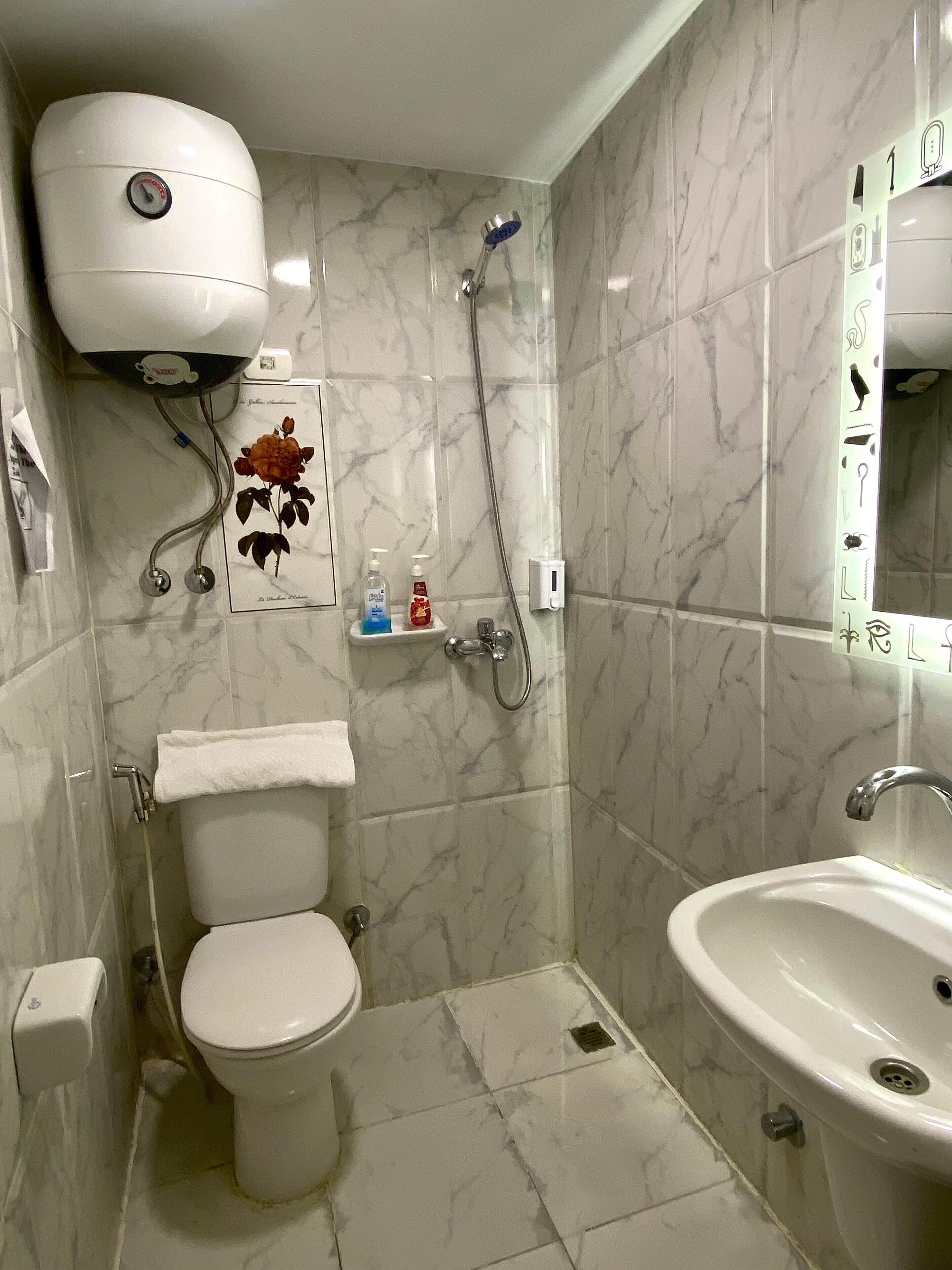 Quarto Quádruplo Deluxe, Vista para a cidade | Minibar grátis, secretária adequada para computadores portáteis 