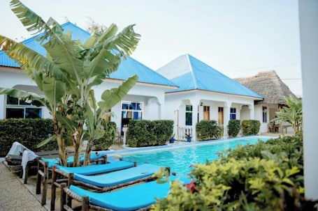 Piscina. Serenity Boutique Hotel