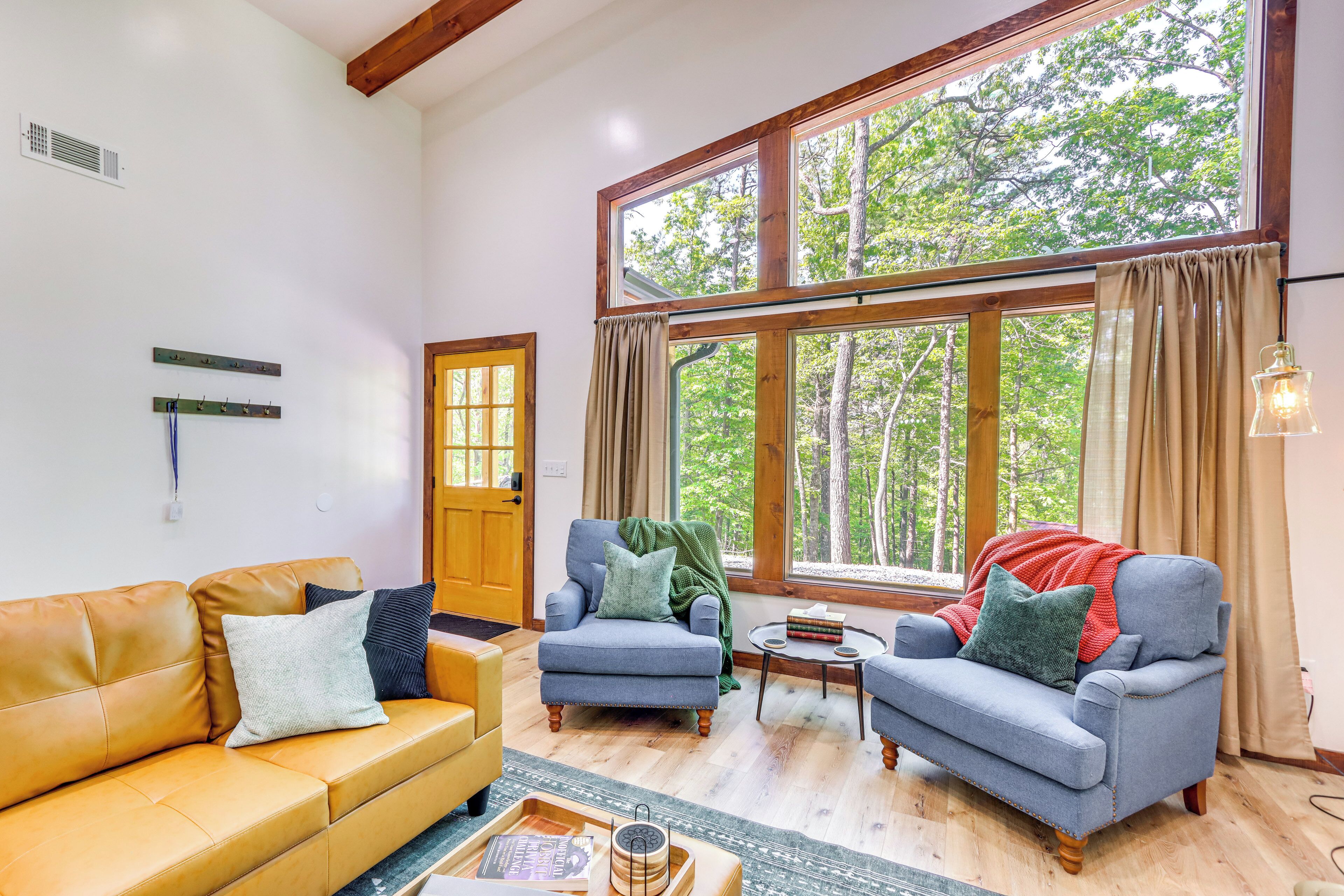 4 Mi To Dtwn Ellijay: Cabin W/ Pool & River Access - Ellijay, GA