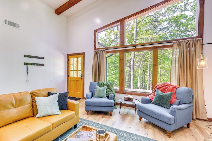 4 Mi To Dtwn Ellijay: Cabin W/ Pool & River Access - Ellijay, GA