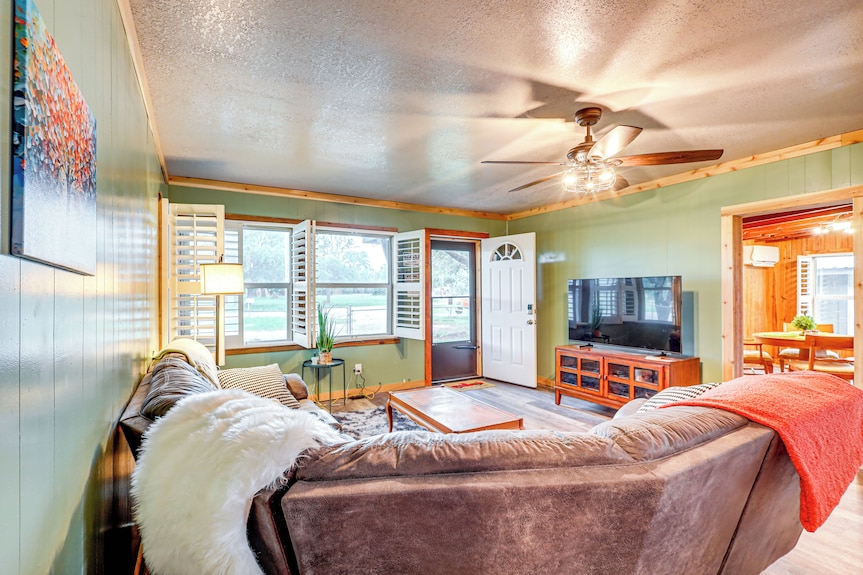 Deck, Hot Tub & Lake View: Brownwood Home! - Lake Brownwood, TX