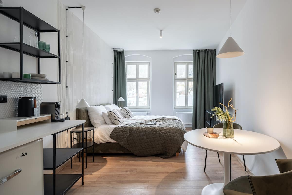 Estúdio superior, para não fumantes, vista para a cidade | 1 quarto, roupas de cama premium, escrivaninha, Wi-Fi de cortesia