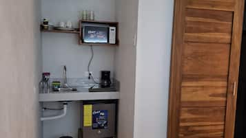 Frigobar, micro-ondas, cadeirão de bebê