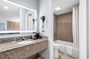 Quarto Duplo Standard, 2 camas de casal, não fumadores (Efficiency) | Casa de banho | Uma banheira, um secador de cabelo, toalhas fornecidas, sabão 