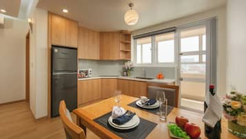 Apartamento, sacada, vista para a cidade | Cozinha privada