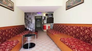 Quarto Triplo Deluxe, Vista para a cidade | Sala de estar | Televisor LCD de 32 polegadas com canais digitais