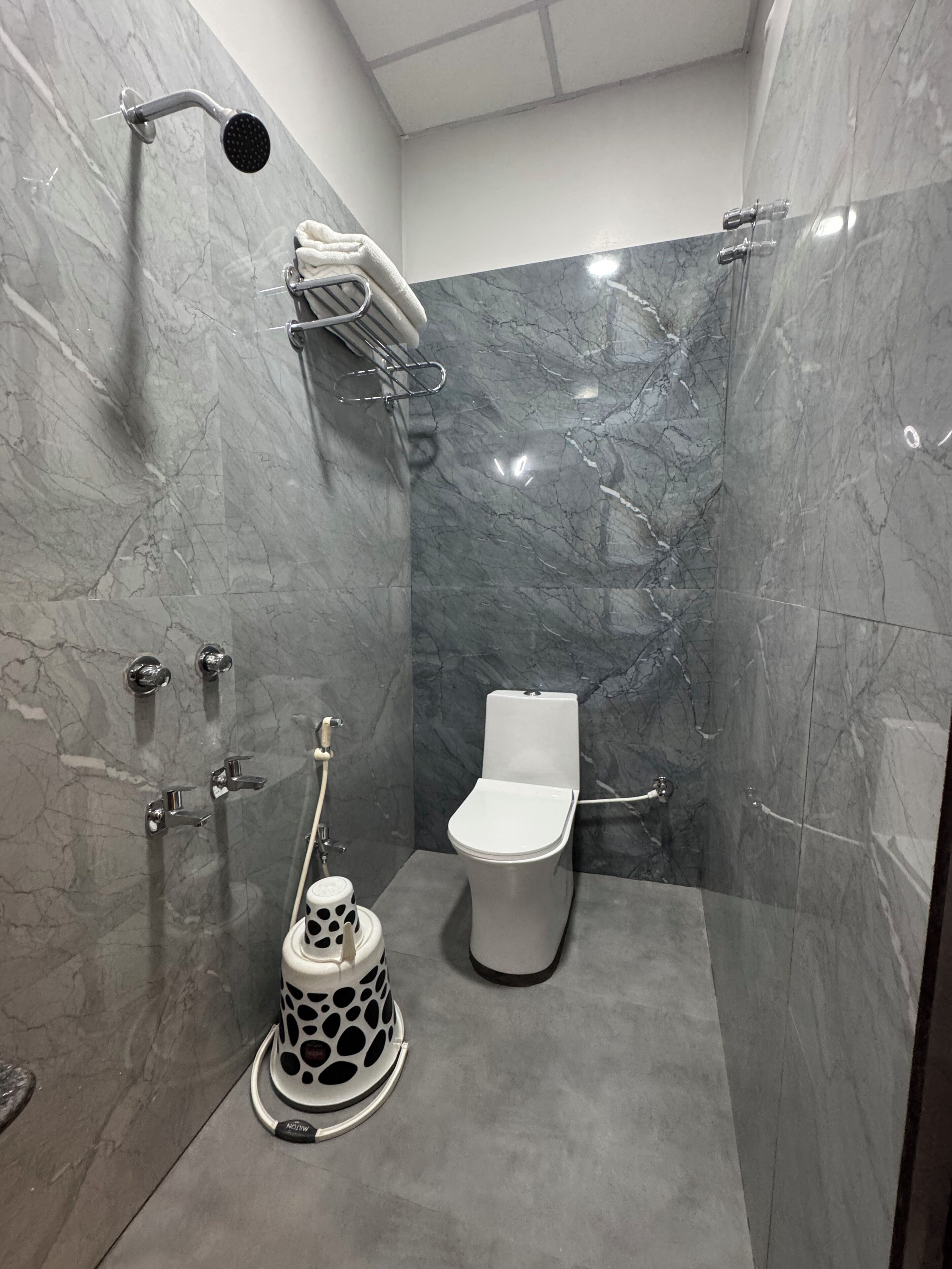 Quarto triplo luxo | Banheiro | Chuveiro, produtos de toalete grátis, toalhas de banho, sabonete