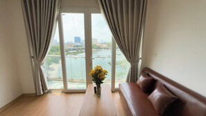 Apartamento luxo, sacada, vista para o lago | 1 quarto, Wi-Fi de cortesia, roupa de cama