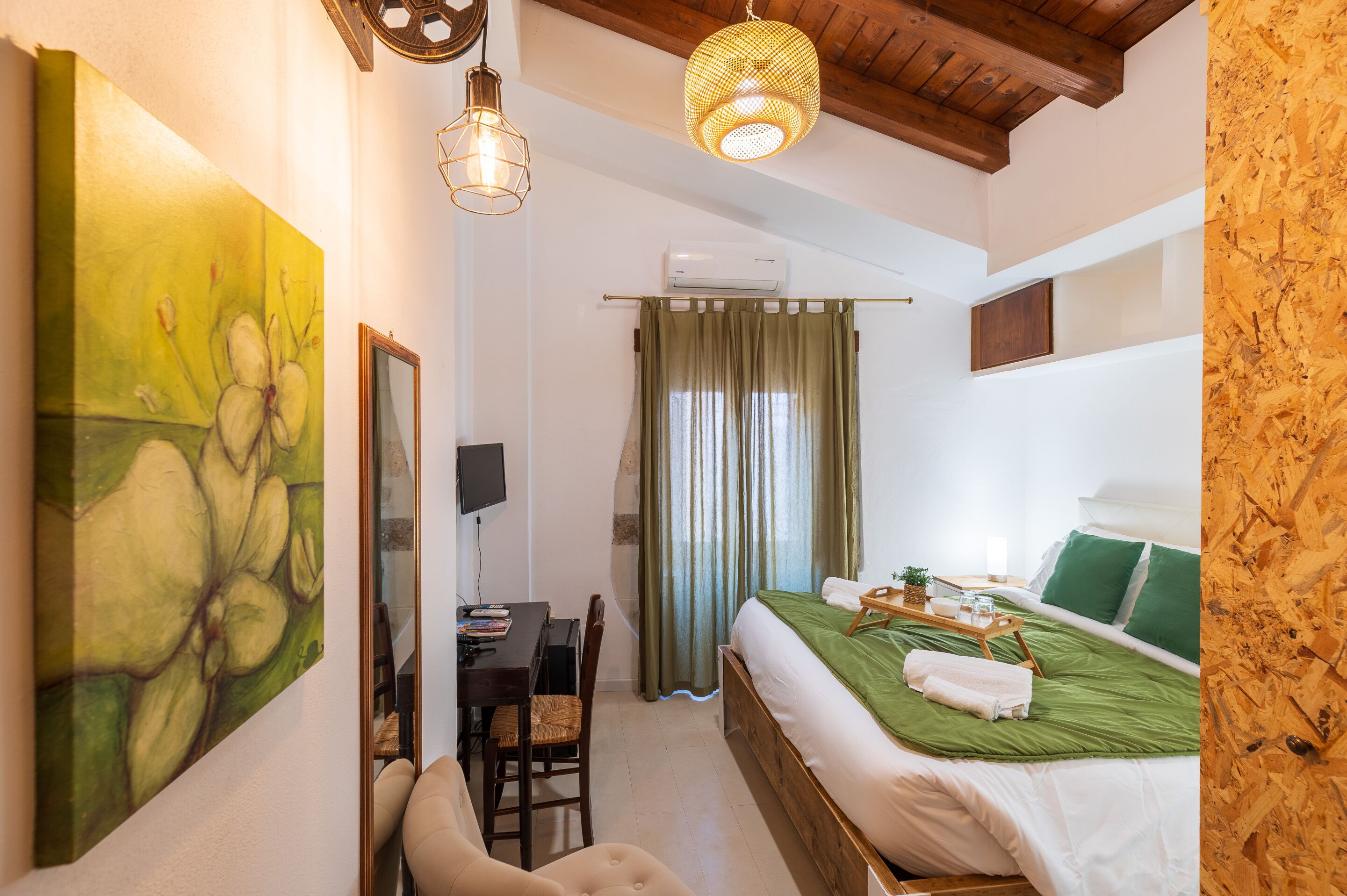 Quarto Duplo Premier, casa de banho anexa, vista para o pátio | Secretária, ferro/tábua de engomar, Wi-fi grátis 