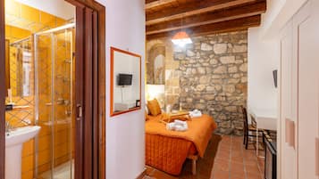 Quarto Duplo Romântico, casa de banho anexa, vista para o pátio | Secretária, ferro/tábua de engomar, Wi-fi grátis