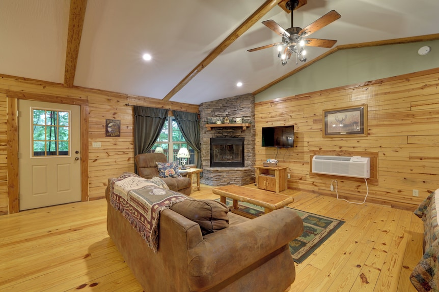 4 Mi To Beaver Lake: Peaceful Log Cabin W/ Deck! - Beaver Lake, AR