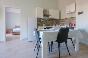 Apartamento Comfort, Vista para a cidade | Cozinha privada | Um frigorífico, um forno, uma placa de cozinha, utensílios de cozinha 