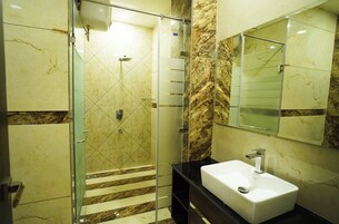 Quarto casal luxo, vista para a cidade | Banheiro | Chuveiro, produtos de toalete grátis, chinelos, sabonete