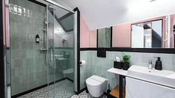 Suite-Estúdio Deluxe | Casa de banho | Um secador de cabelo, toalhas fornecidas, sabão, champô