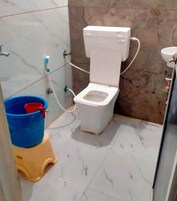 Chuveiro, produtos de toalete grátis, chinelos, sabonete