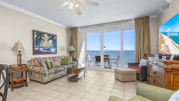 Apartamento Signature em Condomínio Fechado, 3 quartos, cozinha, vista para a praia | Sala | Smart TV de 59 polegadas com canais por cabo