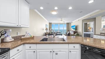 Apartamento Signature em Condomínio Fechado, 3 quartos, cozinha, vista para a praia | Cozinha privada | Um frigorífico, um micro-ondas, um forno, uma placa de cozinha