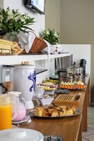 Café da manhã com buffet grátis todos os dias