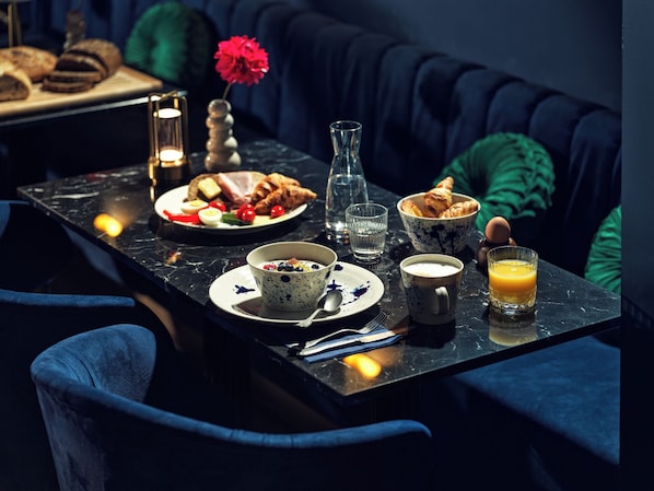 Café da manhã com buffet todos os dias (EUR 24.50 por pessoa)