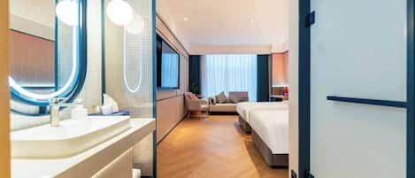 Quarto duplo superior, vista para a cidade | Camas Select Comfort, escrivaninha, espaço de trabalho para notebook