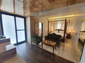Suite Presidencial | Edredões de penas, com mobília individualizada, secretária 