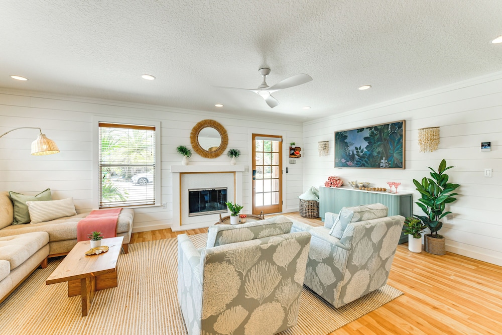 Walk To Gulf: Luxe Luau-themed Gem In Holmes Beach - Anna Maria, FL