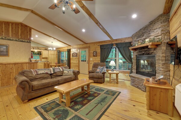 4 Mi To Beaver Lake: Peaceful Log Cabin W/ Deck! - Table Rock Lake