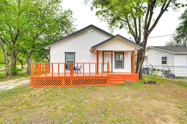 1 Mi To Dtwn: Family Home W/ Porch In Brownwood - Brownwood, TX