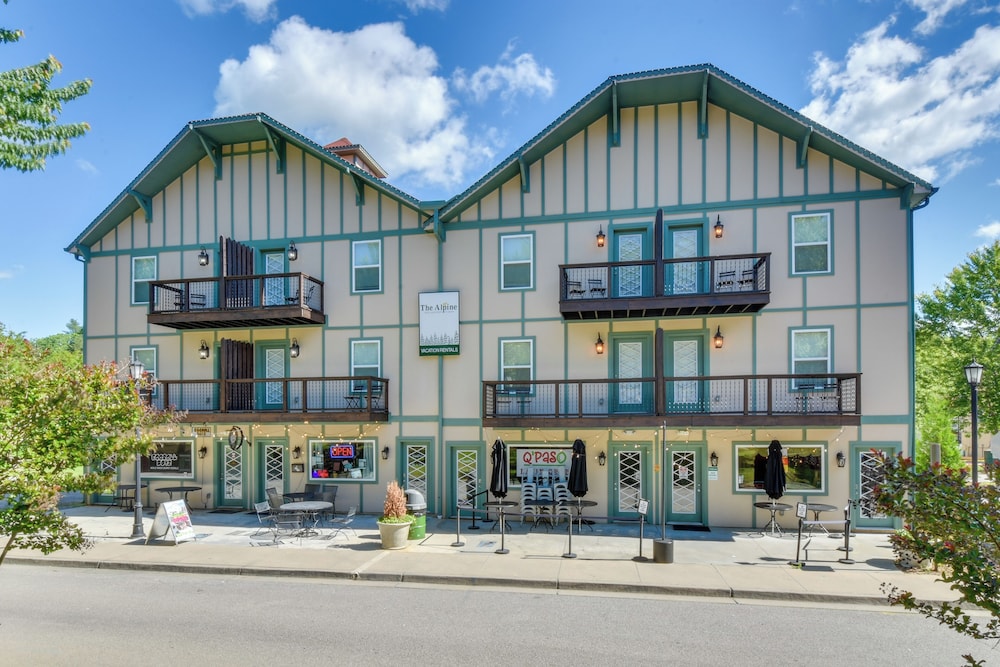 Steps To River + Shops: Downtown Helen Retreat! - Helen, GA