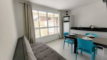 Um frigorífico/congelador grande, um micro-ondas, uma placa de cozinha