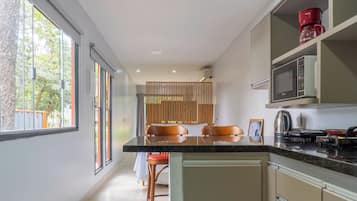 Quarto Duplo Comfort, varanda, vista para o jardim | Cozinha privada | Um micro-ondas, utensílios de cozinha