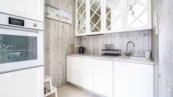 Apartamento (6) | Cozinha privada | Um frigorífico, uma placa de cozinha, uma chaleira elétrica