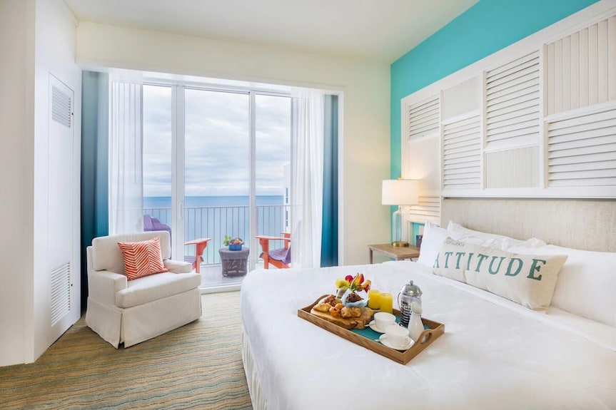 Relaxing Beachfront Room With Outdoor Pool And Near Oceanwalk Mall - Hallandale, FL