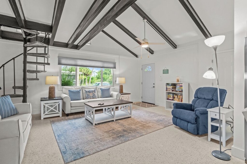 Charming Coastal Retreat At Sanibel Shores-walk To The Beach Pet Friendly - Sanibel Island, FL