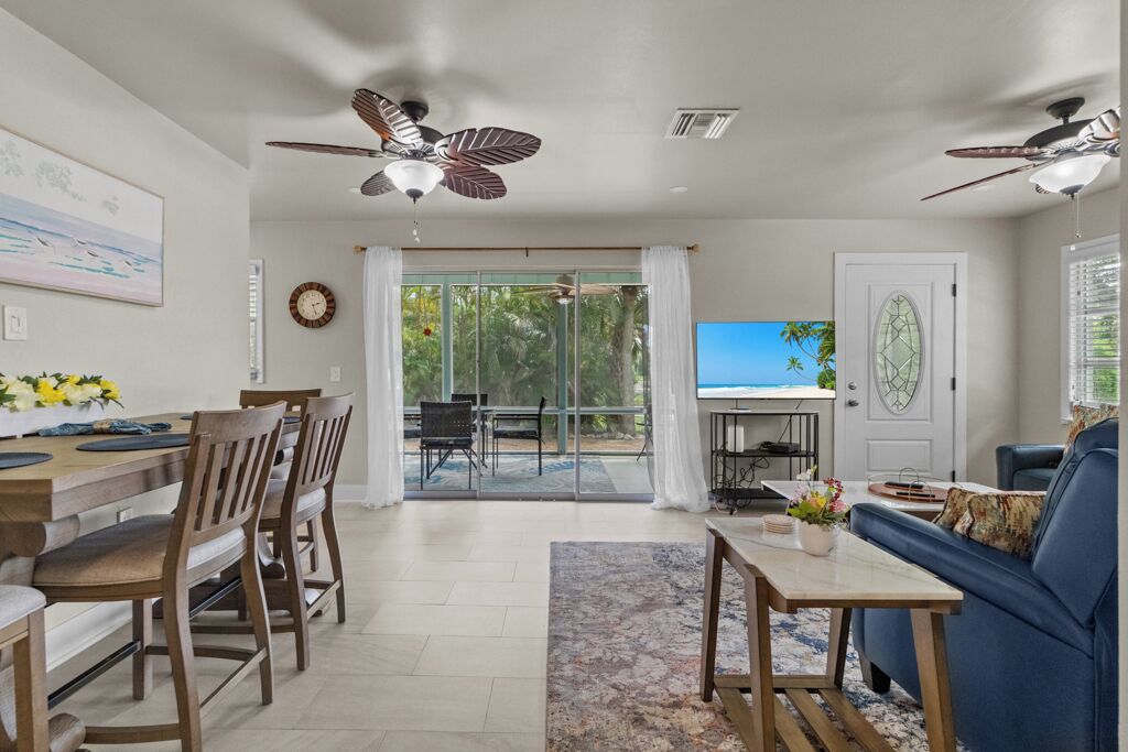 Island Charm Meets Modern Comfort  Walk To Sanibels Beautiful Beaches! - Sanibel