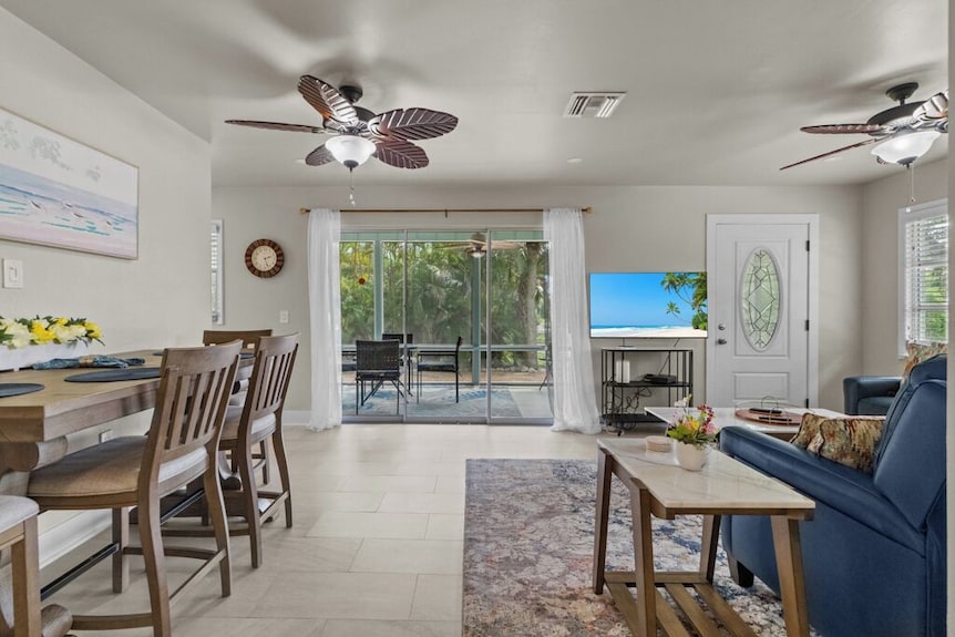 Island Charm Meets Modern Comfort Walk To Sanibels Beautiful Beaches! - Sanibel Island