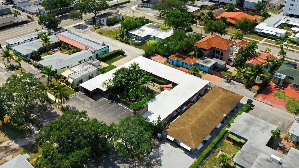 Hollywood 1br Condo: Pets Allowed, Bbq & Parking - Hollywood