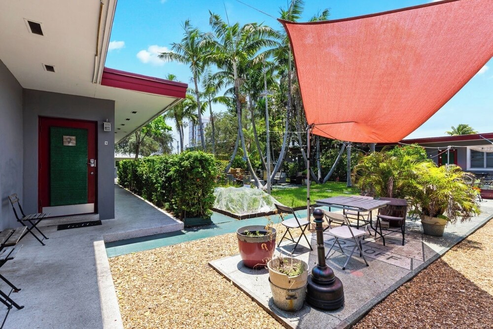 Hollywood Studio: 1br, Parking, Coffee Maker - Aventura, FL