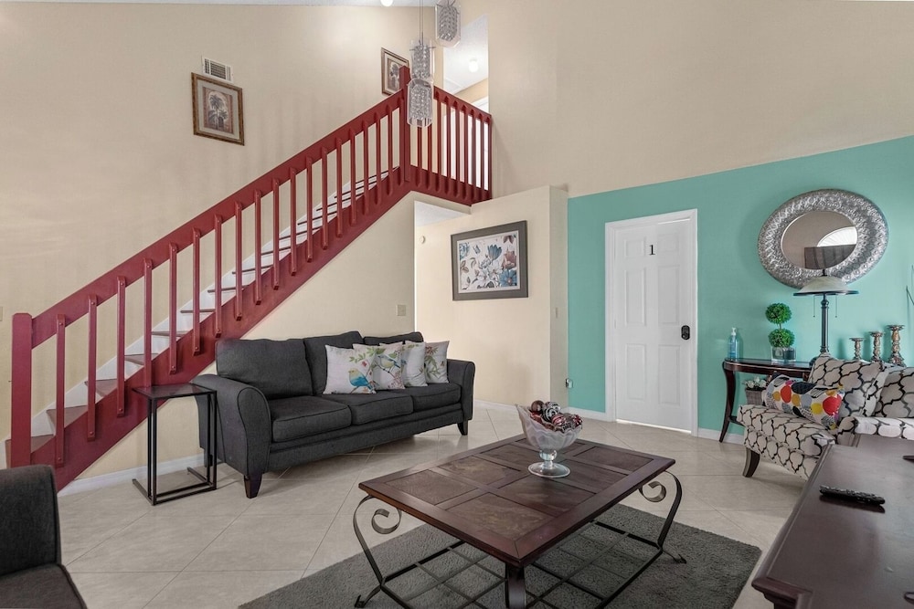 Comfortable 4br Getaway: Wifi & Parking Included - Kissimmee
