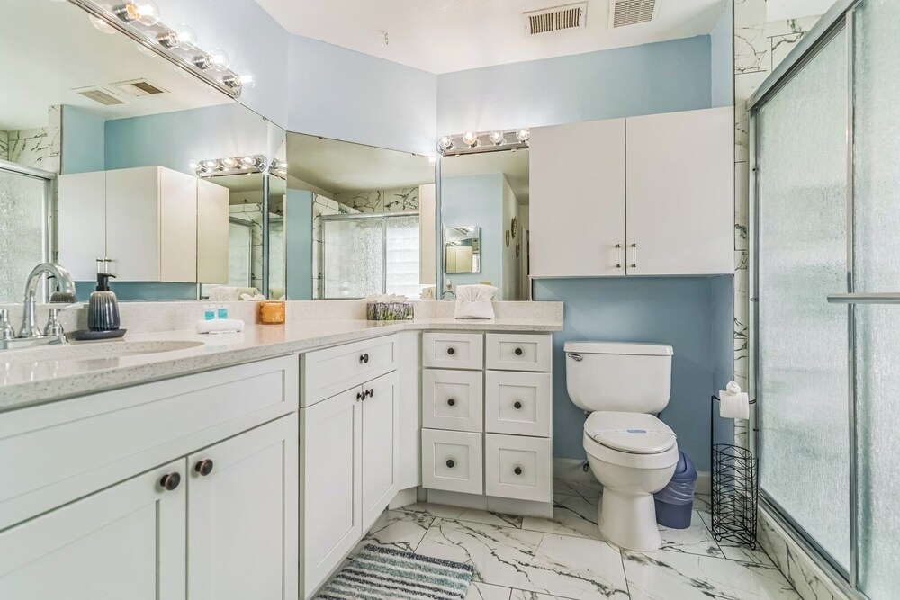 Comfortable 4br Getaway: Wifi & Parking Included - 