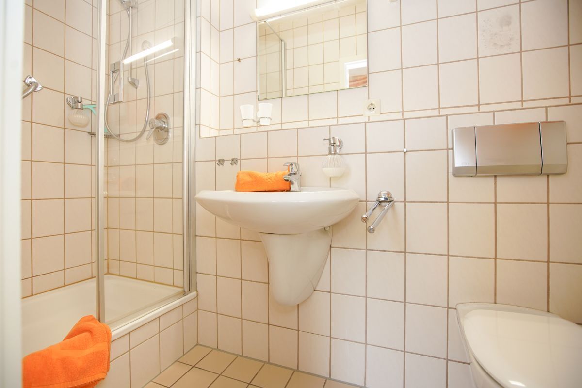 Double Room-deluxe-private Bathroom-courtyard View-doppelzimmer De Luexe - Borkum