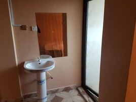 Chuveiro, chinelos, toalhas de banho, sabonete