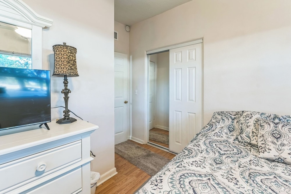 Modern Family Retreat Near Orlando Attractions - Orlando, FL