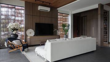 Villa de Luxo, 4 quartos, lanai (alpendre havaiano) | Sala de estar | Smart TV de 42 polegadas com canais digitais