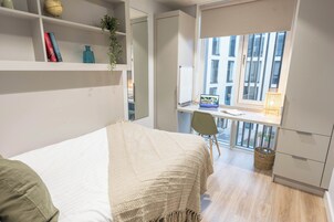 Quarto solteiro | Escrivaninha, espaço de trabalho para notebook, Wi-Fi de cortesia