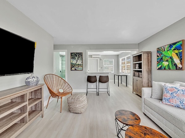 Beachside 1br Apt Walk To Hollywood & Dania Beach - Dania Beach, Hollywood