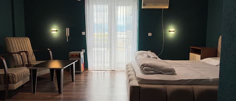 Quarto casal clássico, sacada, vista para a cidade | Escrivaninha, Wi-Fi de cortesia