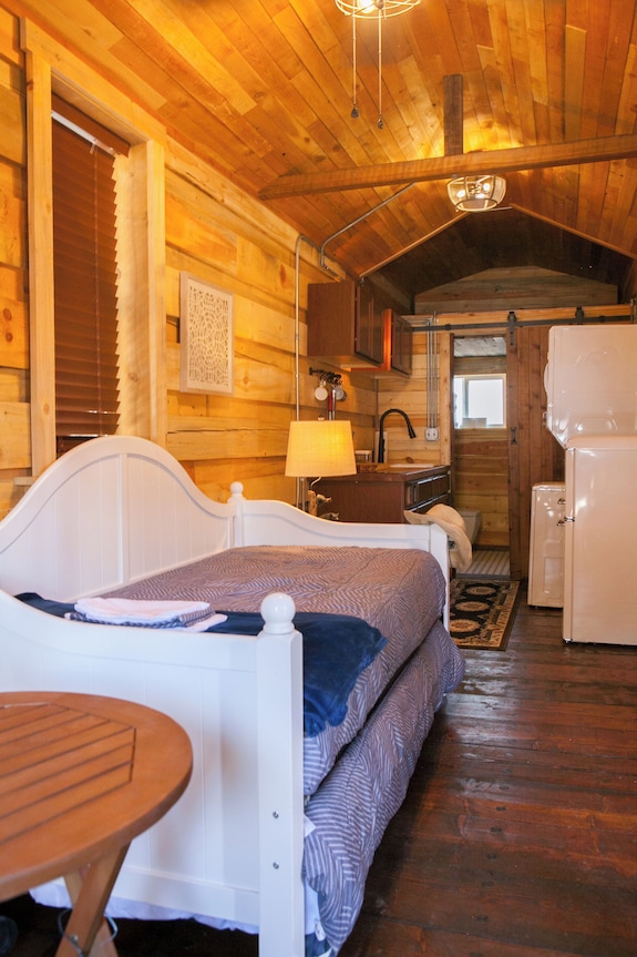 Vintage Sheriff Tiny Cabin - Hot Tub! - Woodland Park, CO