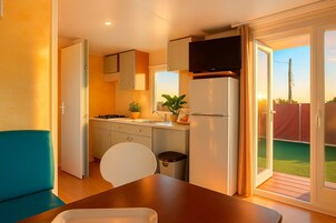 Suite de Luxo, pátio | Cozinha privada | Um frigorífico/congelador grande, um micro-ondas, uma placa de cozinha 