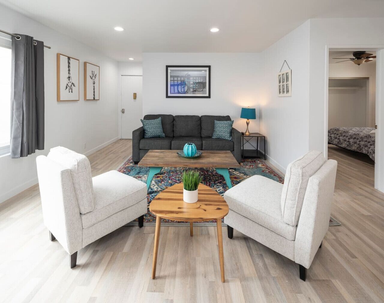 Sunny & Spacious 3 Bed - 20 Second Walk To Beach! - Los Angeles, CA